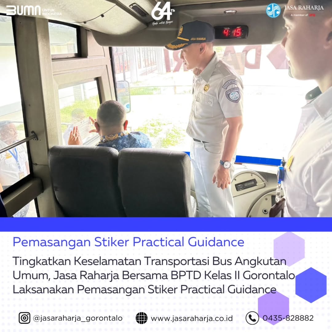 Pemasangan Stiker Practical Guidance pada Bus Angkutan